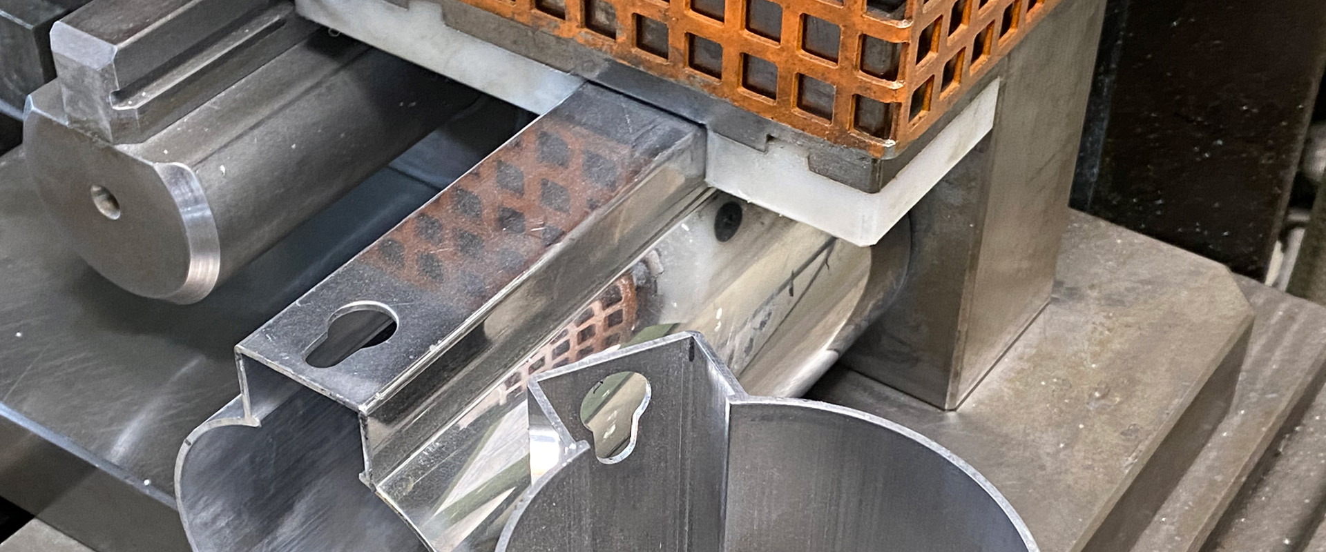 Aluminium stanzen, pressen und lochen - MWM Lohnfertigung